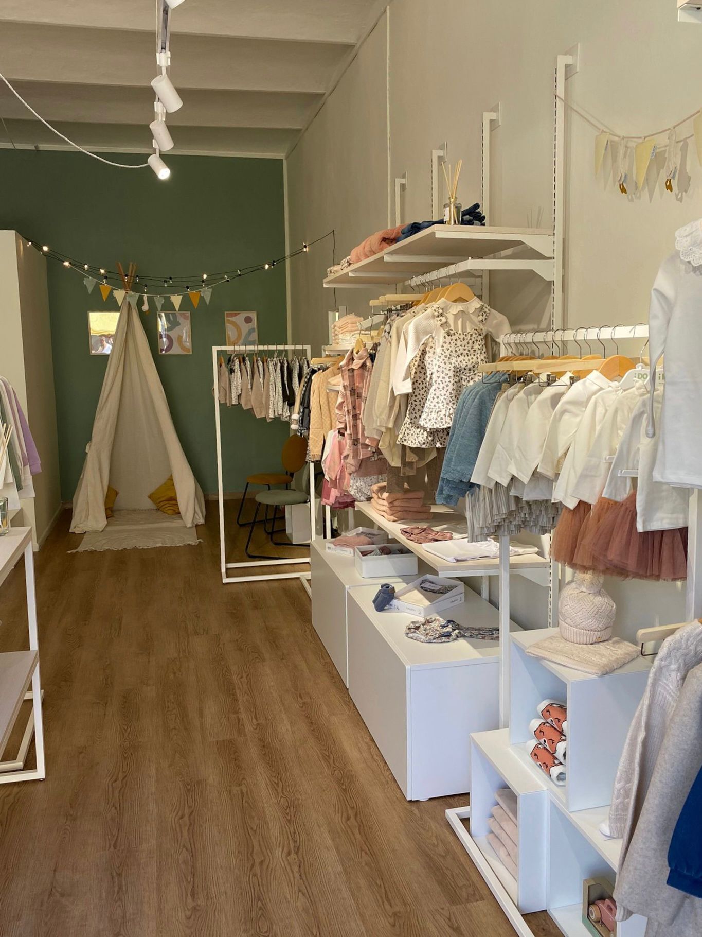 Arredamento negozio abbigliamento bambini: GROWE KIDS